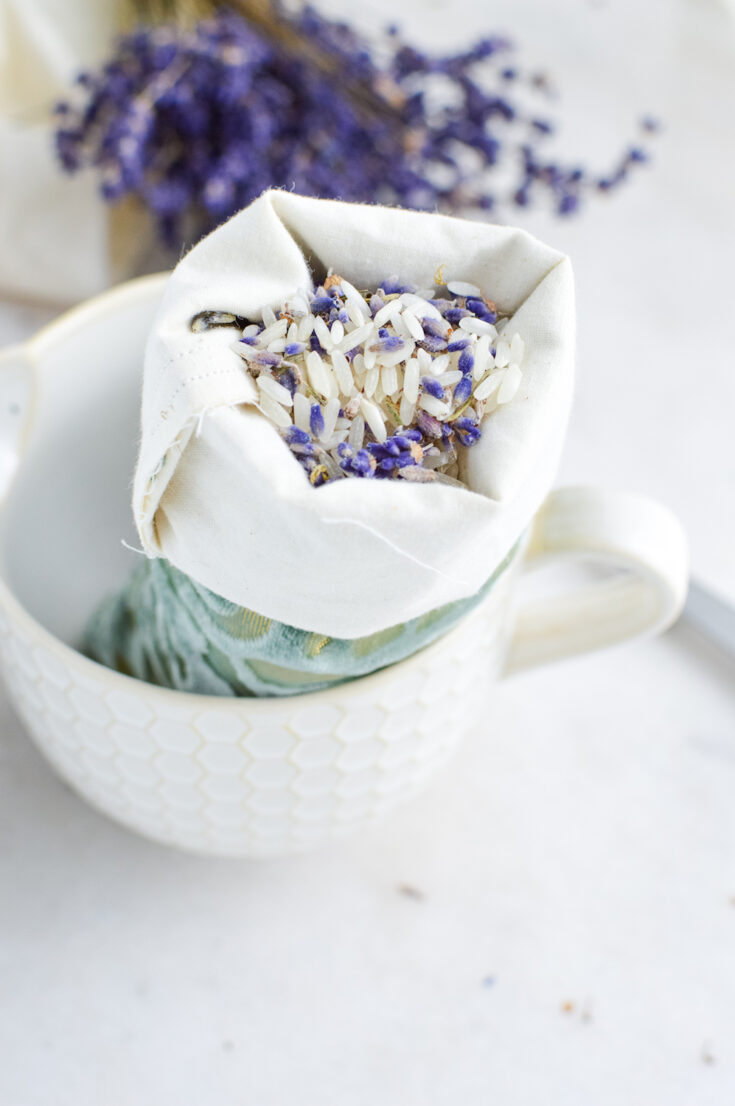 DIY Aromatherapy Rice Bags for Eyes (Hot or Cold Eye Pillows) - Get ...